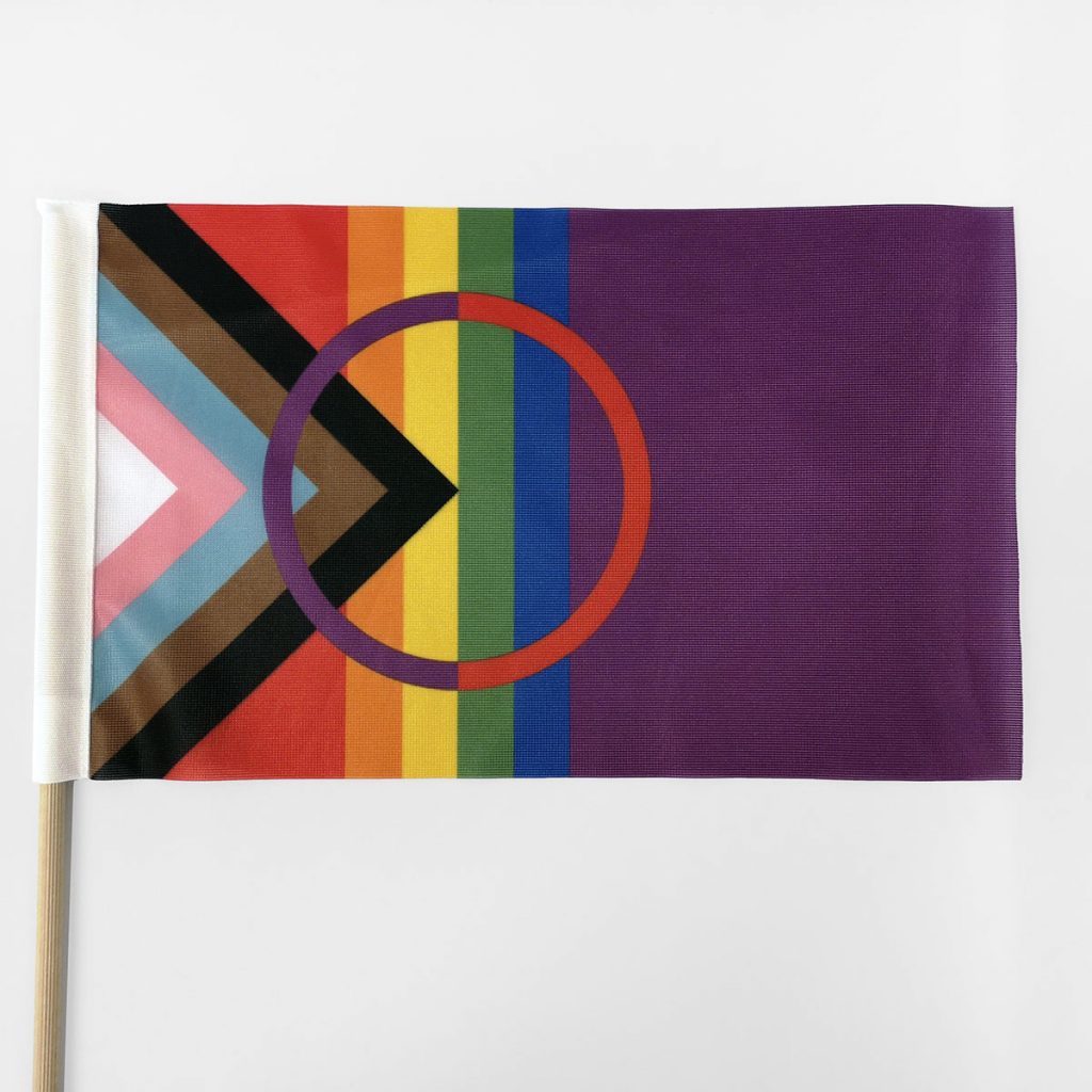 Pride saamenlippu puukepillä – Siida